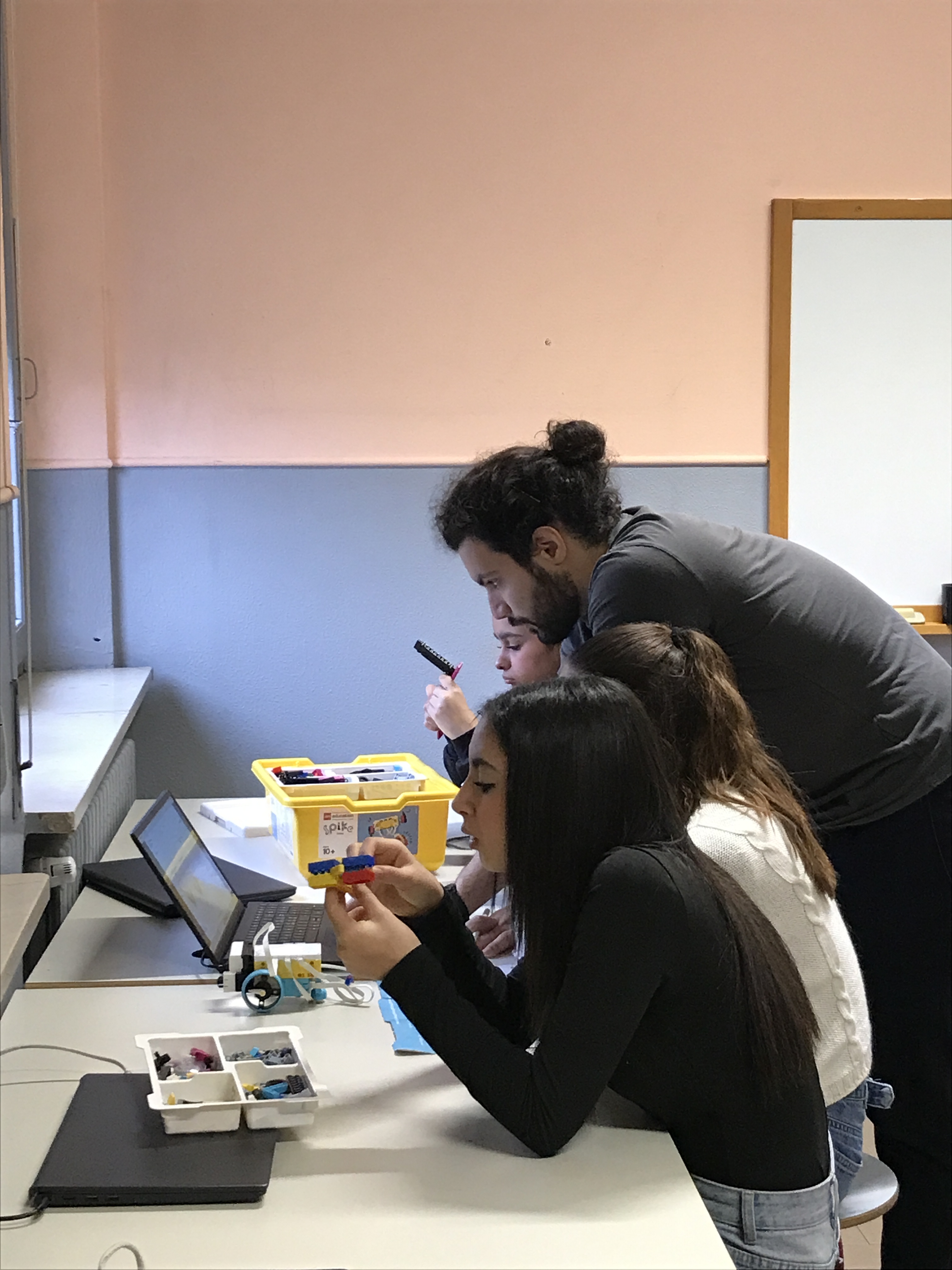 Il docente STEM che rende la scienza “divertente” – La Voce dell'Olubra ...